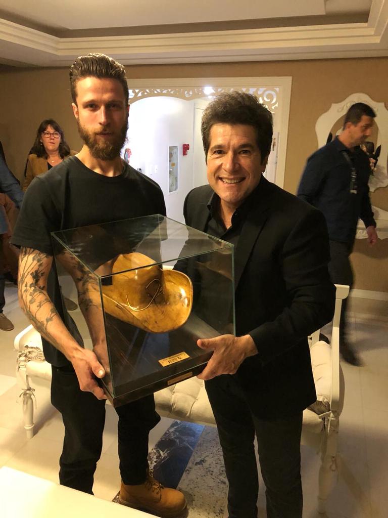 Wood carving for country singer Daniel - Cainã Gartner